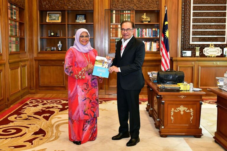 Usia 63 & Suka Bertudung Bawal, Kenali Sosok Wanita Pertama Dilantik ...