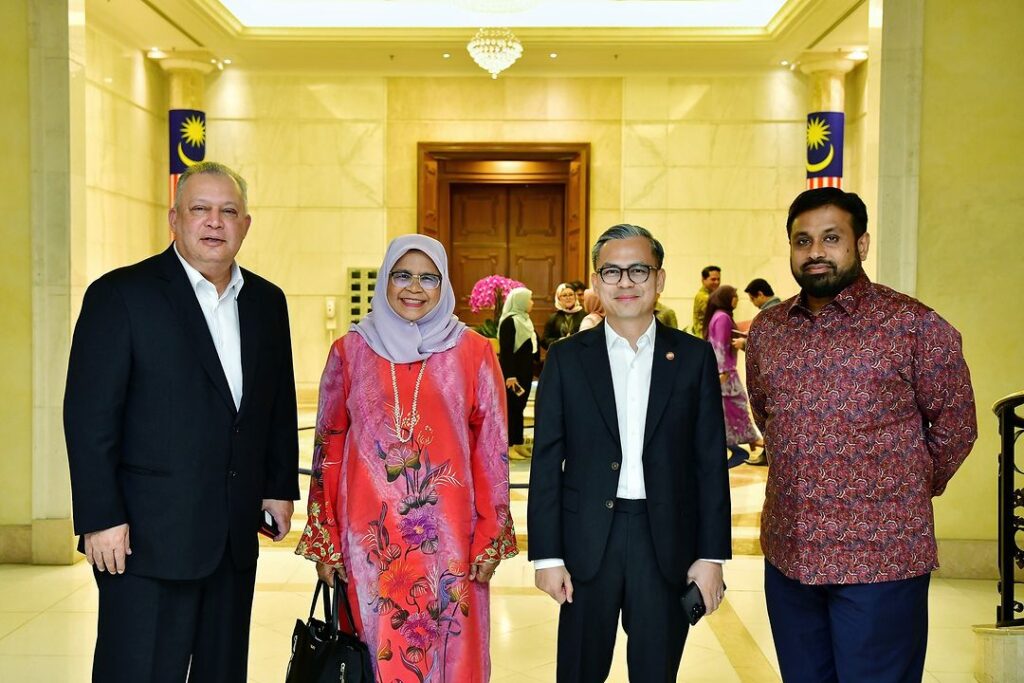 Usia 63 & Suka Bertudung Bawal, Kenali Sosok Wanita Pertama Dilantik ...