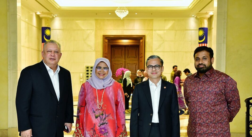 Usia 63 & Suka Bertudung Bawal, Kenali Sosok Wanita Pertama Dilantik ...