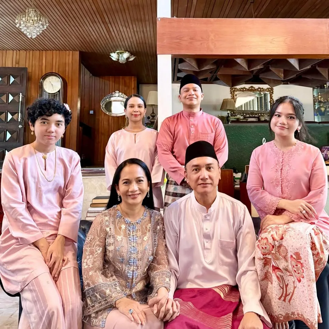 Manis Macam Ibu & Cantik Berbusana Merah Jambu, Anak Sulung Datuk ...