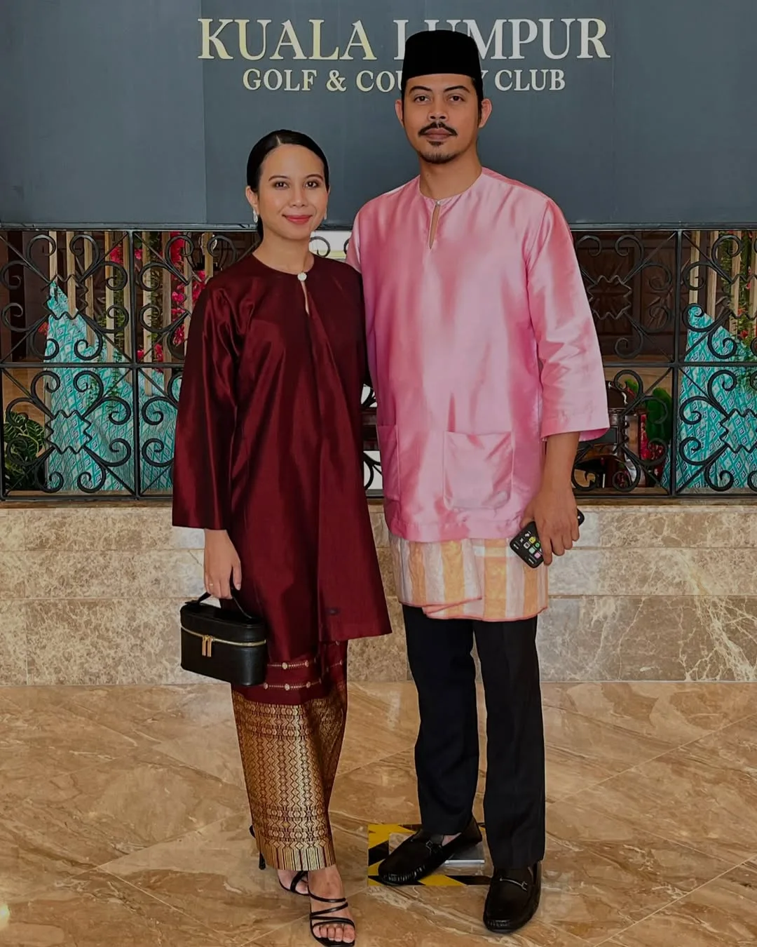 Manis Macam Ibu & Cantik Berbusana Merah Jambu, Anak Sulung Datuk ...