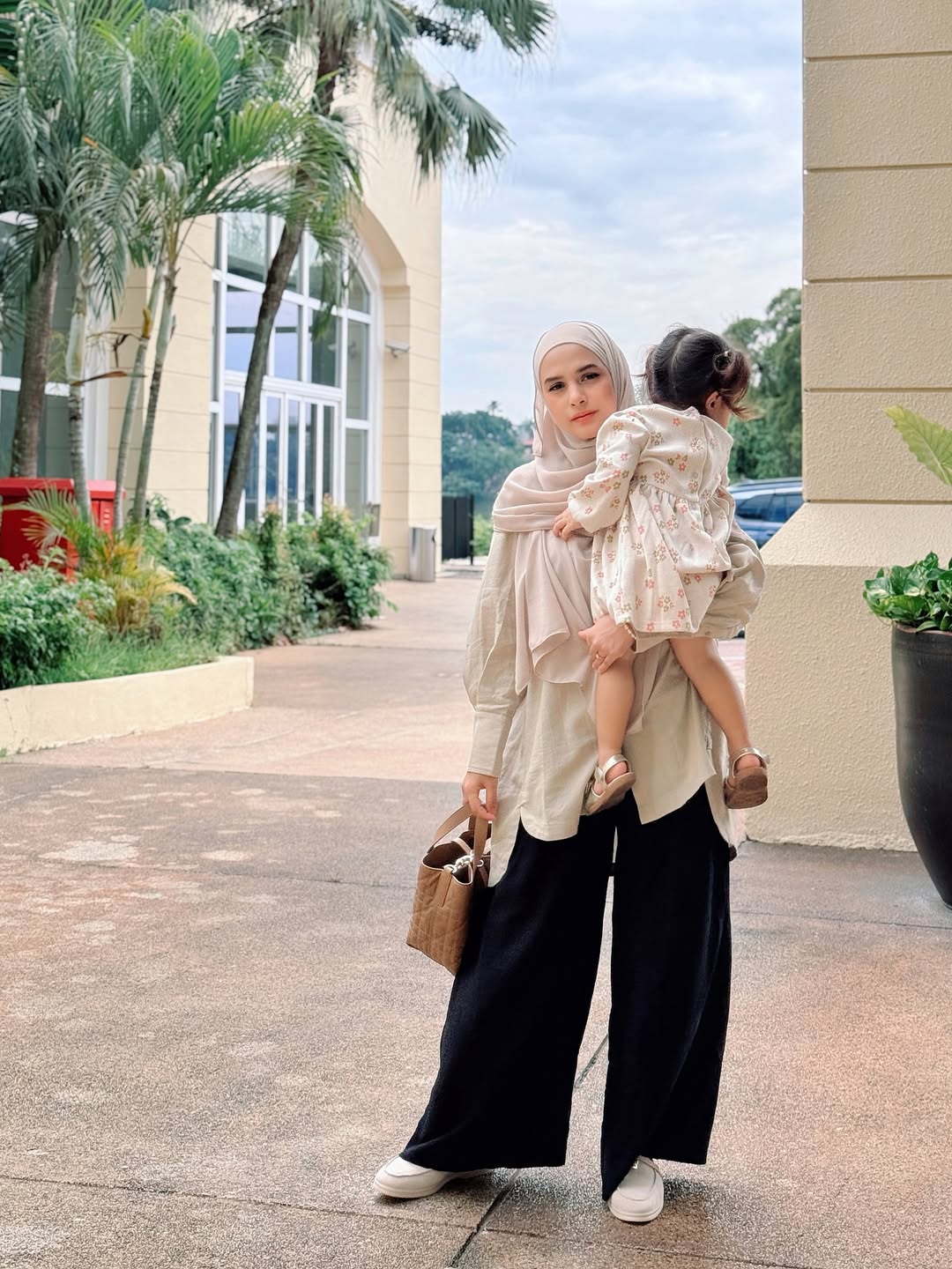 Bersederhana & Urus Bisnes Bersama Suami, Penampilan Bidadari Saharul ...